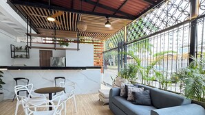 Cozinha moderna com armários brancos, bancada de mármore e forno embutido.