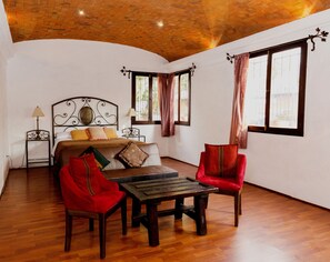 Suite Deluxe, 1 cama queen-size, não fumadores, vista para o pátio | Cortinas/cortinados opacos, ferro/tábua de engomar, Wi-fi grátis