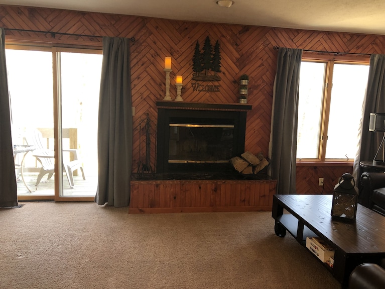 Propre & Cosy Lodge Nouvellement Meublé! Intérieur / Piscine Extérieure / Spa / Rivière / .4km Faire Du Ski - Poconos, PA