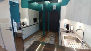 Suíte estúdio design, 1 cama Queen, vista para a cidade | Cozinha americana privada | Geladeira, micro-ondas, cooktop, lava-louças