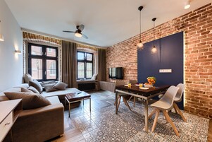 Suíte luxo, 1 cama Queen e sofá-cama, vista para a cidade | Sala de estar | TV de tela plana 42 polegadas com canais a cabo, TV LED