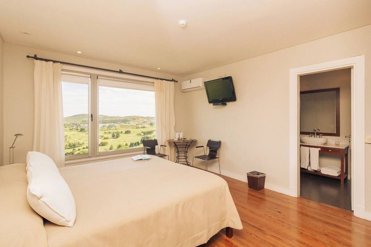 Minibar, cofre com capacidade para portátil, cortinas/cortinados opacos 