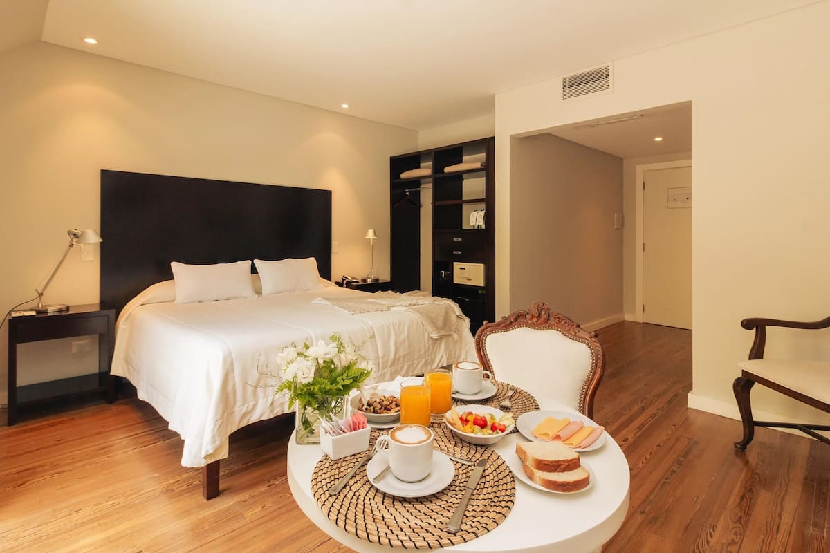 Minibar, cofre com capacidade para portátil, cortinas/cortinados opacos 