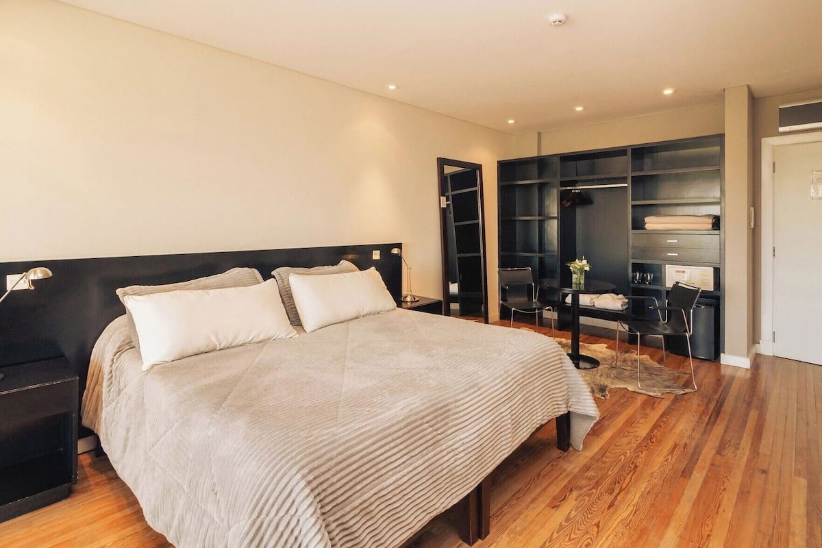 Minibar, cofre com capacidade para portátil, cortinas/cortinados opacos 