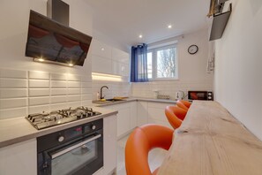 Apartamento Design | Cozinha privada | Um frigorífico, um micro-ondas, um forno, uma placa de cozinha 
