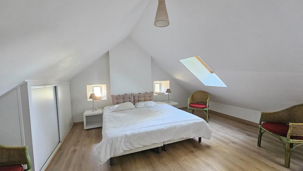 Maison En Pierre Rénovée Avec Goût Avec Tennis Dans Un Havre De Paix - Creuse
