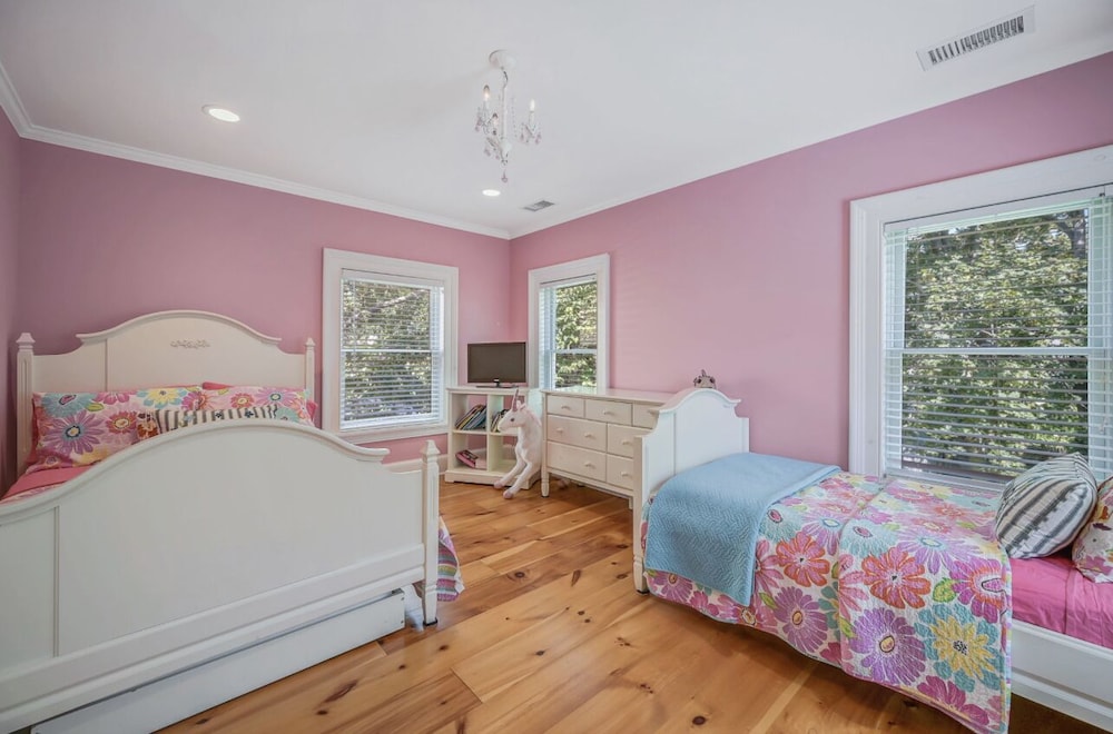 Gorgeous 5 Bdrm Home With Beautiful Bay Views In The Heart Of Greenport Village - Greenport, NY