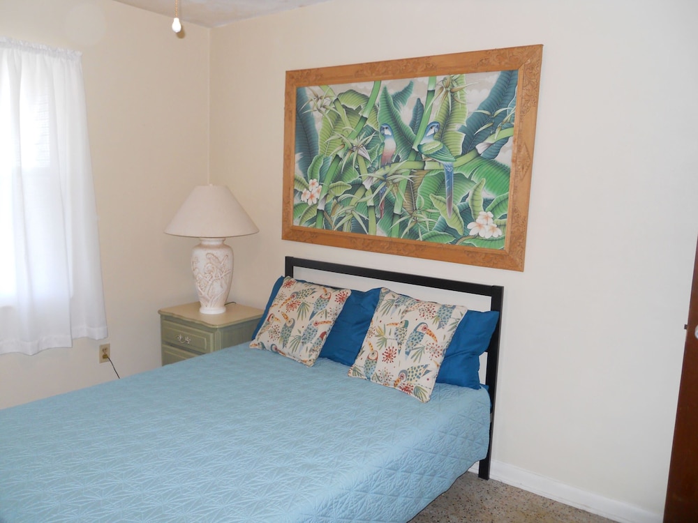 Nostalgic Old Florida Bungalow Retreat - Normandy Beach, Jensen Beach