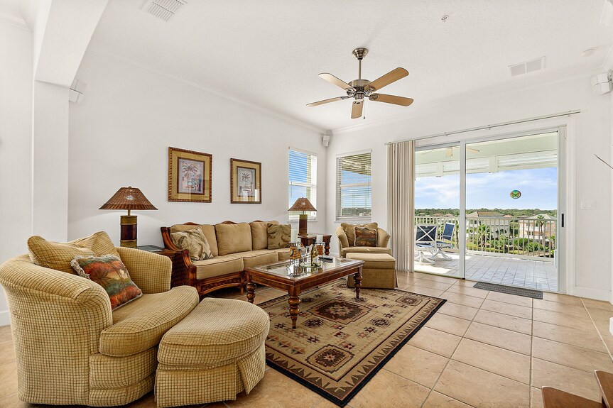 Corner 5th Floor Unit, Large & Spacious, Lake Views - Walk To Beach - 팜 코스트