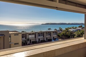 Apartamento Premium, várias camas, vista para o oceano | Sala de estar | Televisor 