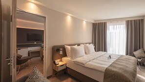 Quarto Premium, 1 cama king-size, quartos comunicantes | Cofre no quarto, com decoração personalizada 