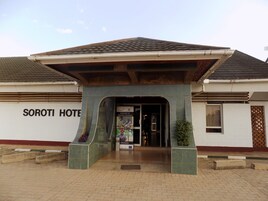 Entrada do Hotel Soroti, com telhado telhado e uma placa.