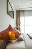 Roupas de cama premium, frigobar, cofres nos quartos