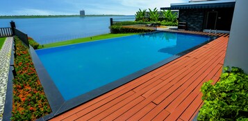 Piscina externa, espreguiçadeiras