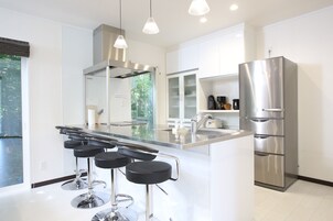 Chalé Comfort, 2 quartos | Cozinha privada | Um frigorífico, um micro-ondas, um forno, uma placa de cozinha 