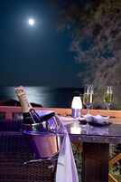 Quarto Duplo Superior, vista para o mar | Terrenos do alojamento