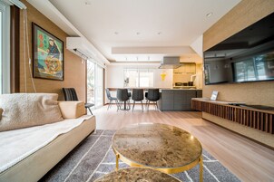Casa família, 5 quartos | Área de estar | Smart TV 65 polegadas com canais a cabo