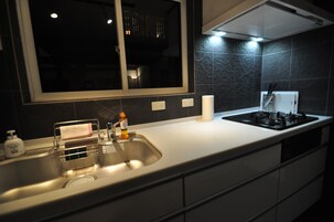 Casa Familiar, 2 quartos | Cozinha privada | Um frigorífico/congelador grande, um micro-ondas, uma placa de cozinha 