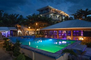 Piscina exterior, guarda-sóis 