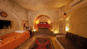 Suite Royal, banheira de hidromassagem | Roupa de alta qualidade, minibar, cofre no quarto, secretária