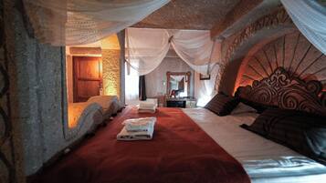 Quarto Royal, banheira de hidromassagem | Roupa de alta qualidade, minibar, cofre no quarto, secretária