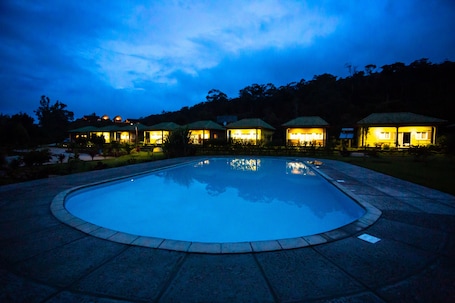 Piscina exterior, guarda-sóis, espreguiçadeiras . Andasibe Lemurs Lodge