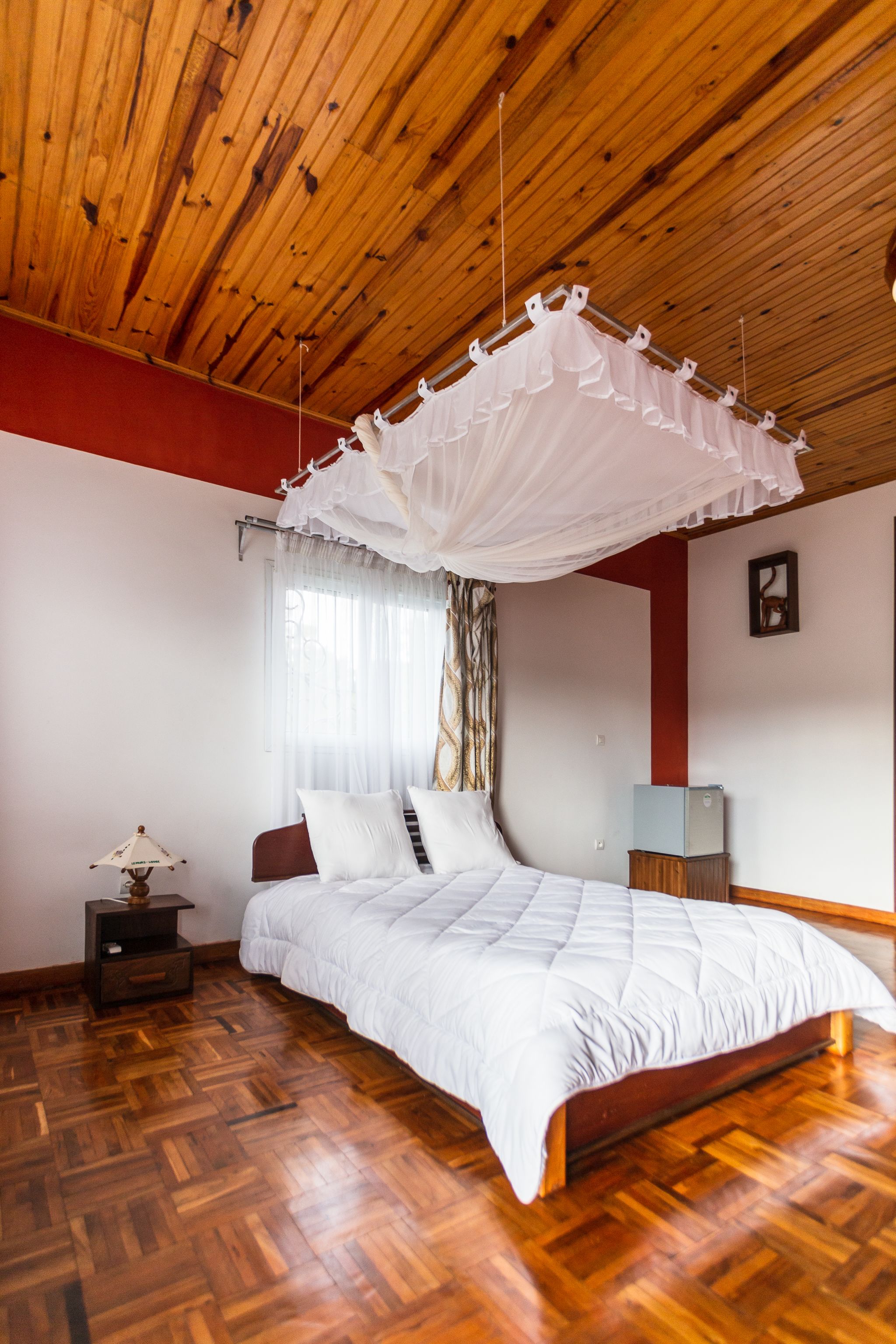 Bungalow Standard, vista para a piscina | Minibar, com mobília individualizada, secretária 