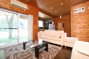 Cabine, 2 quartos | Sala de estar | Televisor 