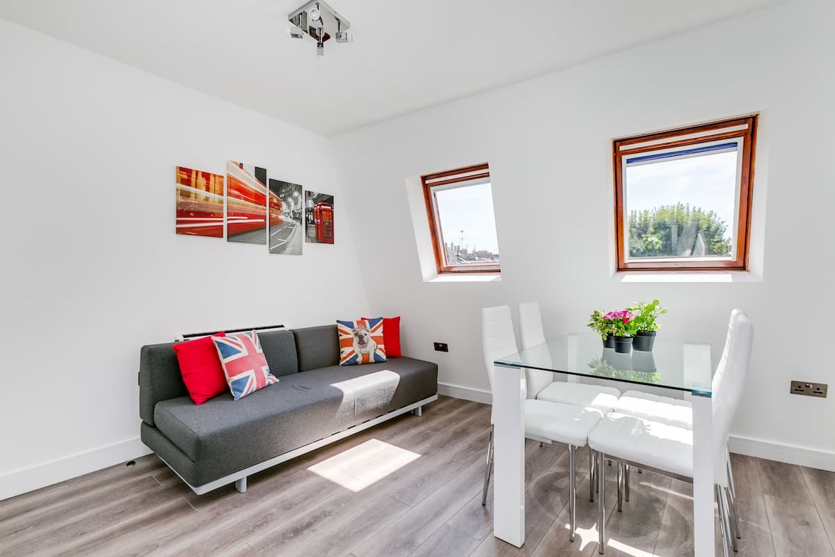 Apartamento Premium, várias camas | Sala de estar | TV de ecrã plano, Netflix 