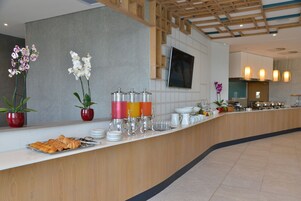 Café da manhã inglês durante a semana (USD 15 por pessoa) 