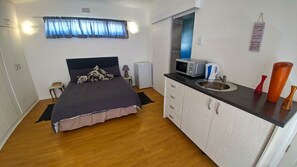 Quarto Duplo | Kitchenette privada | Um frigorífico, um micro-ondas, uma chaleira elétrica