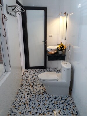 Um polibã, um chuveiro de hidromassagem, produtos de higiene exclusivos 