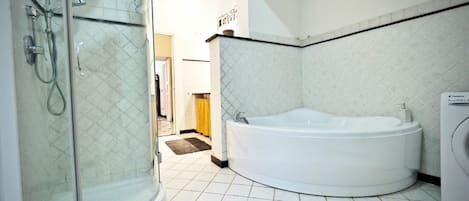 Apartamento, 3 quartos | Casa de banho | Artigos de higiene pessoal grátis, um secador de cabelo, um bidé