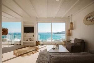 Villa, 3 quartos, piscina privativa | Sala de estar | TV de ecrã plano, leitor de DVD 