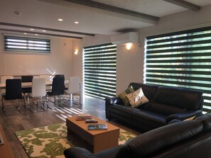 Apartamento, 5 quartos | Área de estar | TV