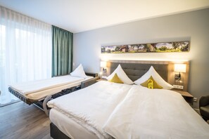 Quarto triplo conforto | Escrivaninha, quartos à prova de som, Wi-Fi de cortesia, roupa de cama