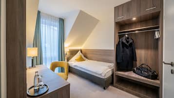 Quarto solteiro conforto | Escrivaninha, quartos à prova de som, Wi-Fi de cortesia, roupa de cama