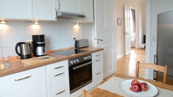 Apartamento, 1 quarto (Oma`s Stube) | Cozinha privada | Um frigorífico/congelador grande, uma placa de cozinha