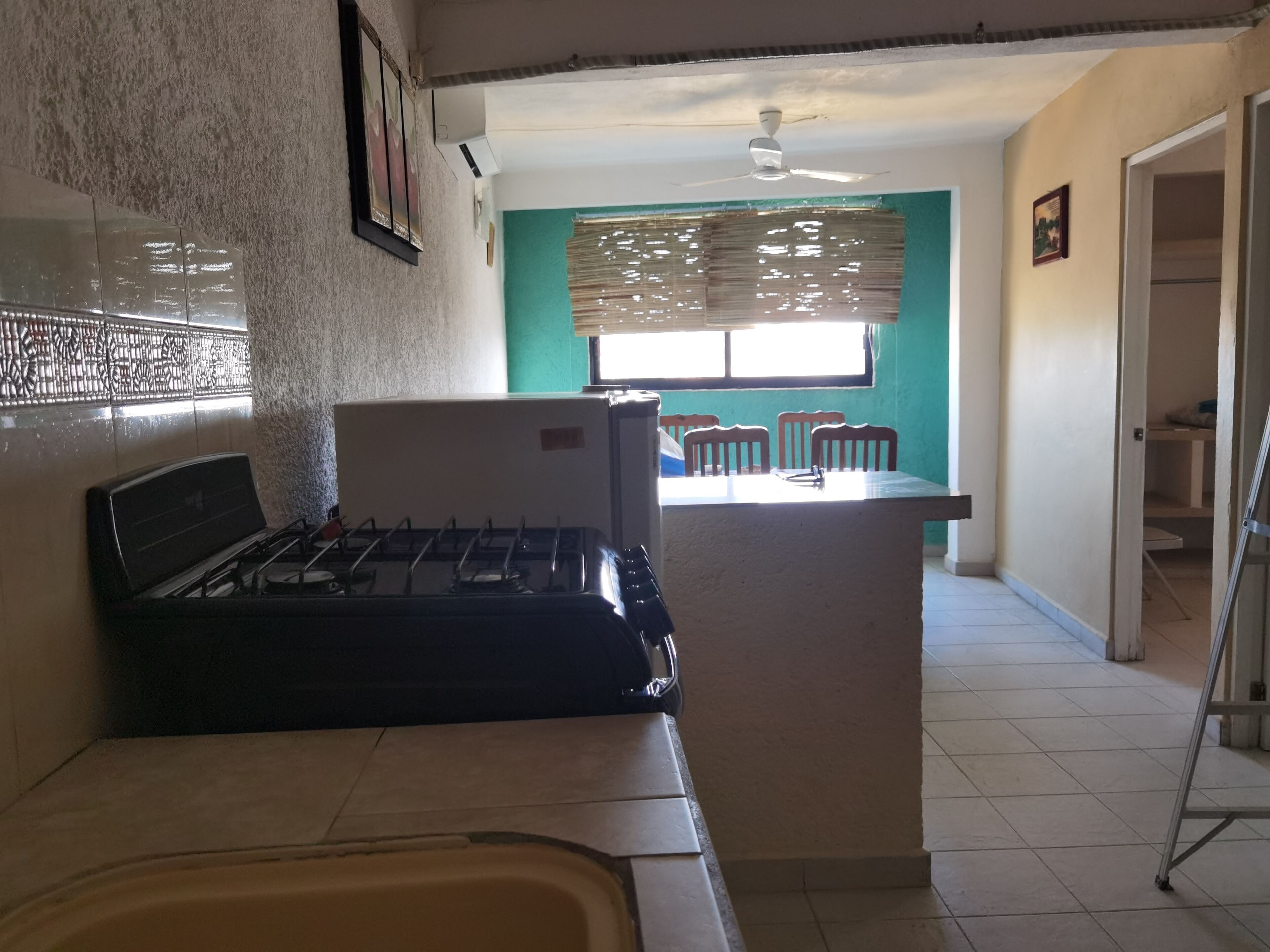 Apartamento conforto, cozinha, vista parcial para o mar | Cozinha privada | Geladeira grande, cooktop, torradeira, liquidificador