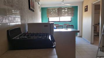 Apartamento conforto, cozinha, vista parcial para o mar | Cozinha privada | Geladeira grande, cooktop, torradeira, liquidificador