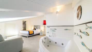 Suíte luxo, banheira de hidromassagem | Frigobar, cofres nos quartos, individualmente decorados