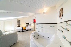 Suíte luxo, banheira de hidromassagem | Frigobar, cofres nos quartos, individualmente decorados