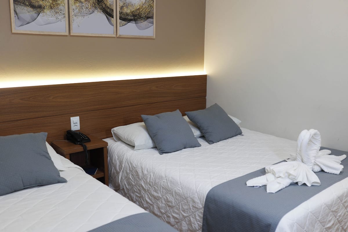 Quarto triplo standard | Frigobar, ferros/tábuas de passar roupa, Wi-Fi de cortesia