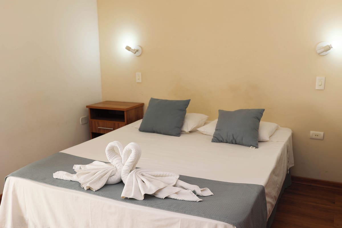 Quarto triplo premier | Frigobar, ferros/tábuas de passar roupa, Wi-Fi de cortesia