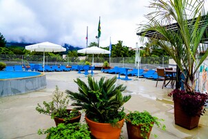 Piscina externa, funciona das 8h às 19h, guarda-sóis, espreguiçadeiras