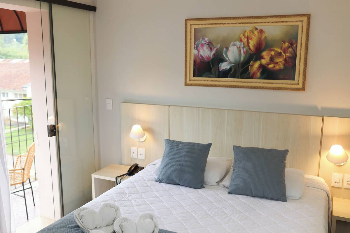 Quarto casal luxo | Frigobar, ferros/tábuas de passar roupa, Wi-Fi de cortesia