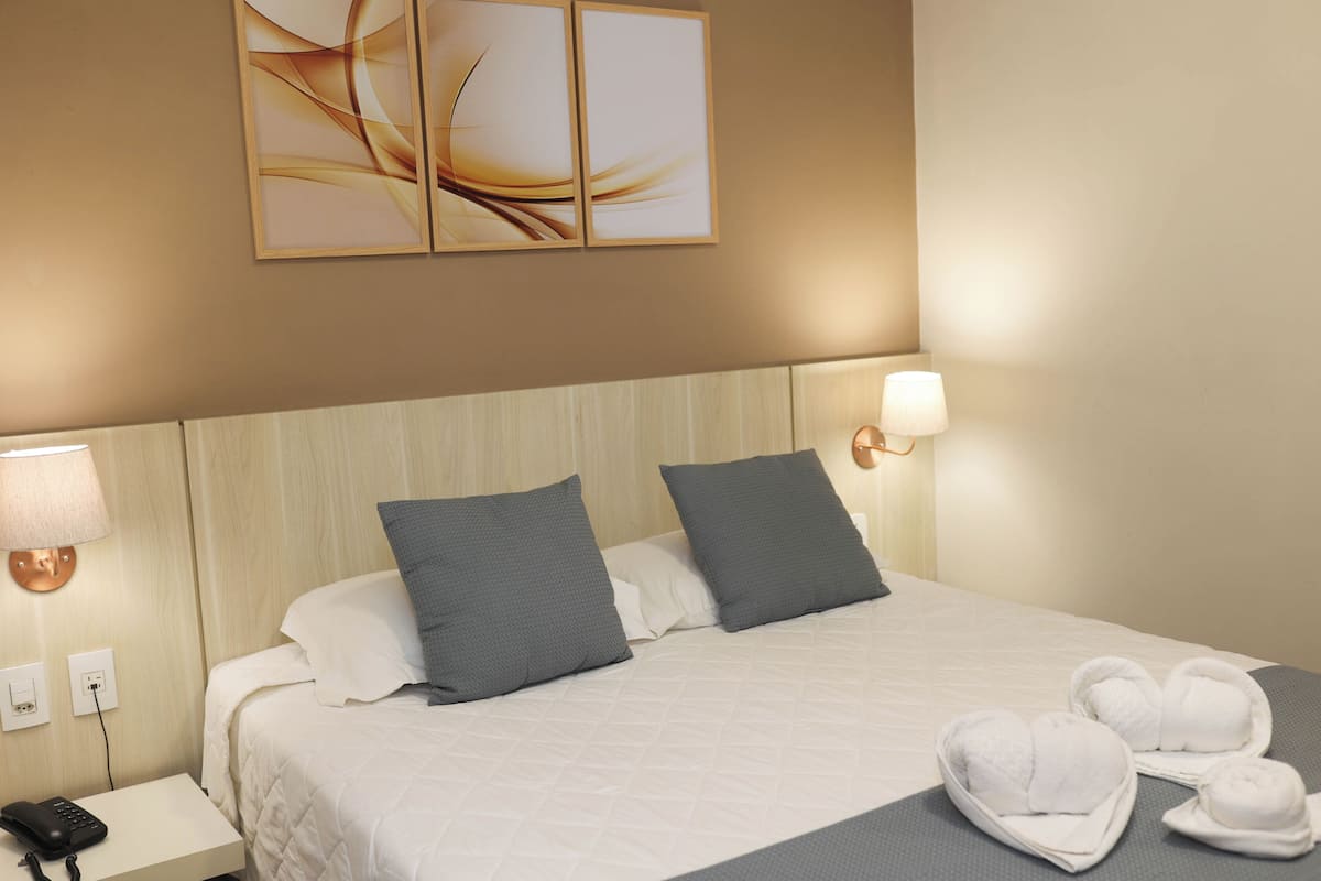 Quarto casal superior | Frigobar, ferros/tábuas de passar roupa, Wi-Fi de cortesia