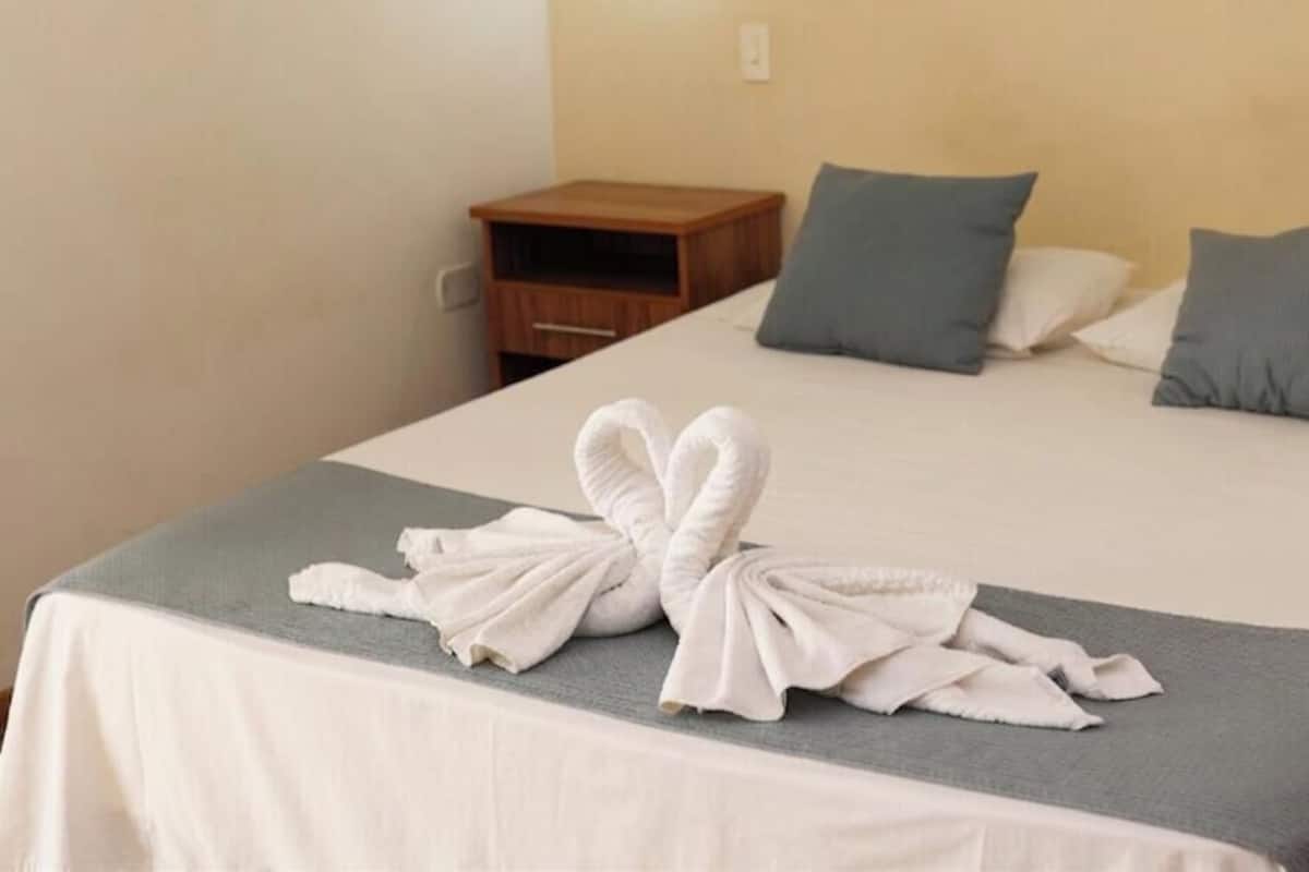 Quarto triplo premier | Frigobar, ferros/tábuas de passar roupa, Wi-Fi de cortesia