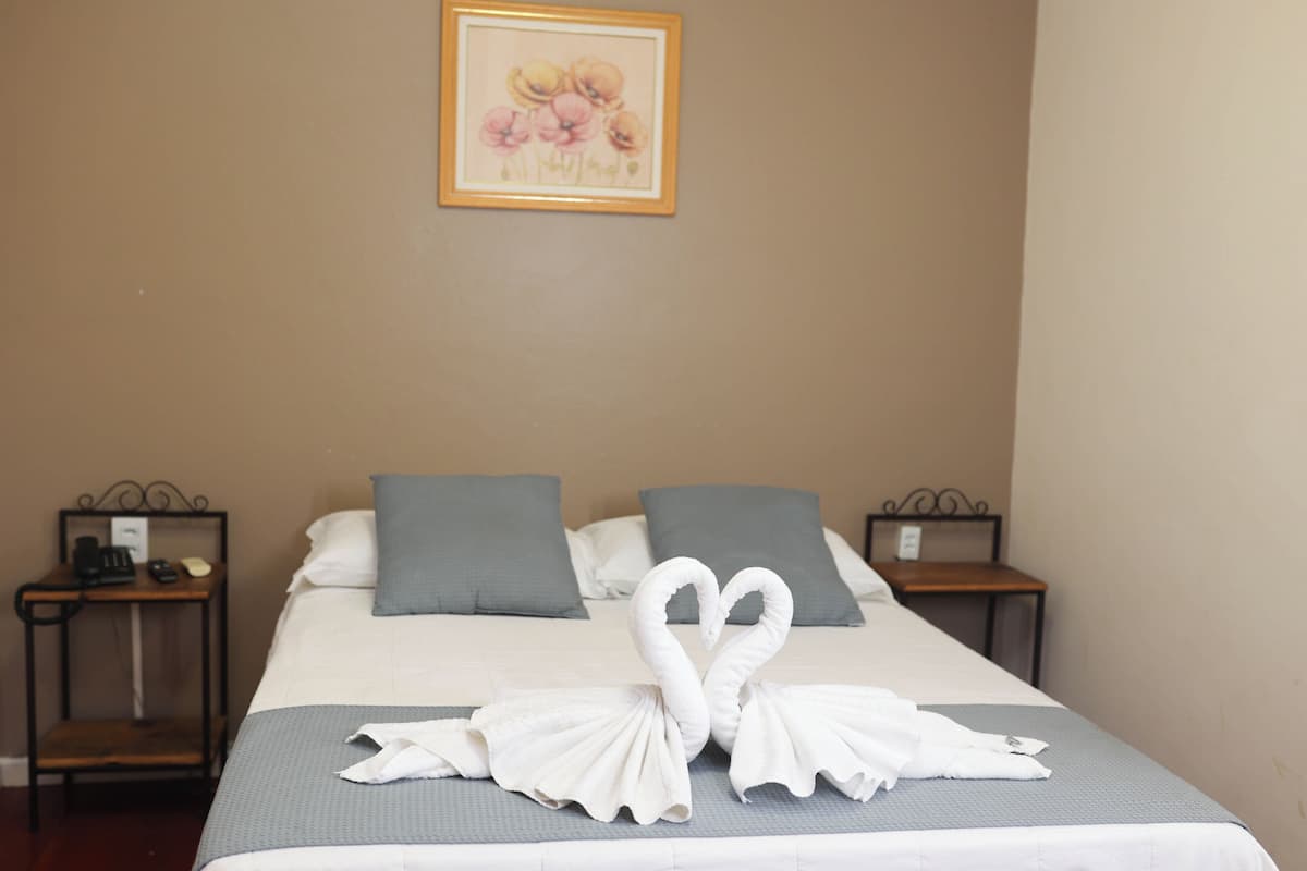 Quarto casal econômico | Frigobar, ferros/tábuas de passar roupa, Wi-Fi de cortesia
