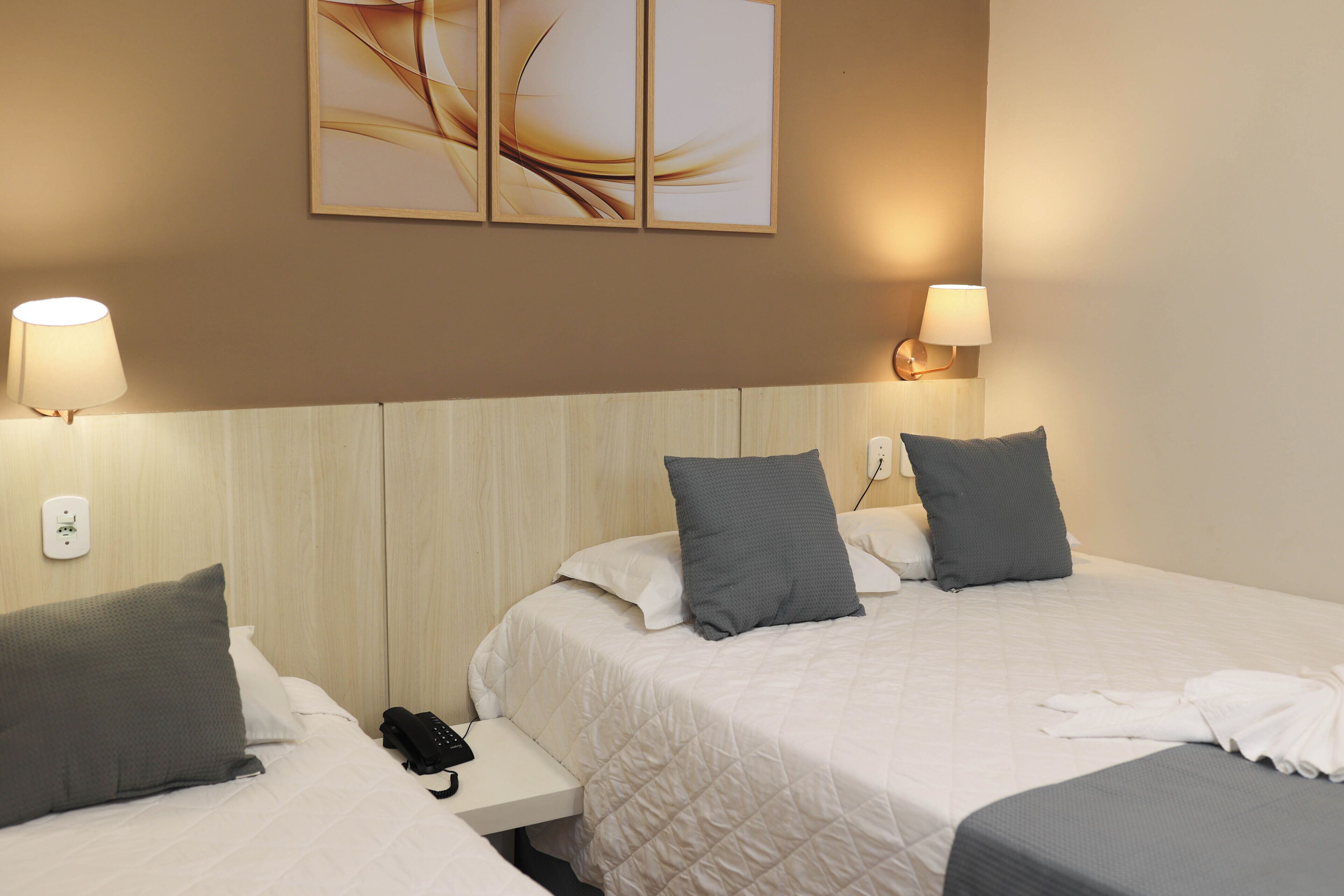 Quarto triplo superior | Frigobar, ferros/tábuas de passar roupa, Wi-Fi de cortesia